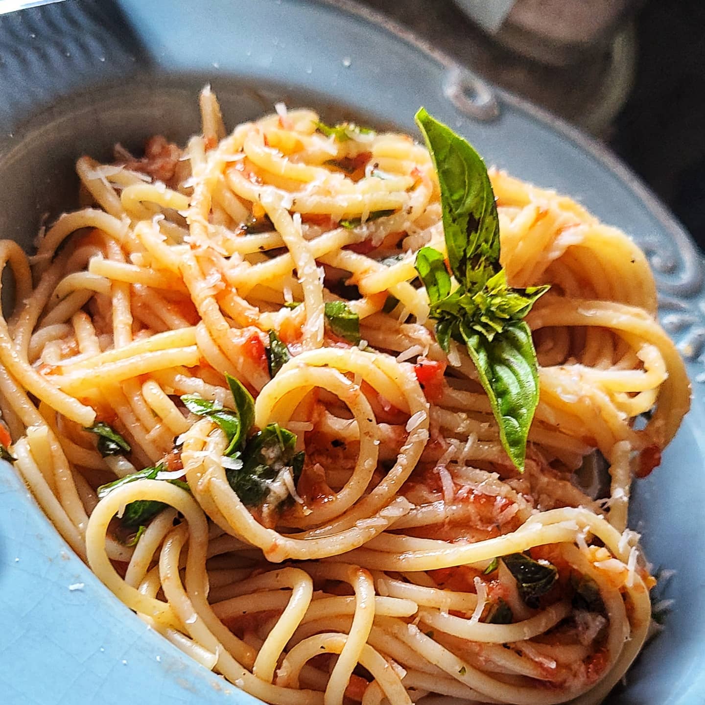 Spaghetti With Tomato and Basil | Kalofagas.ca