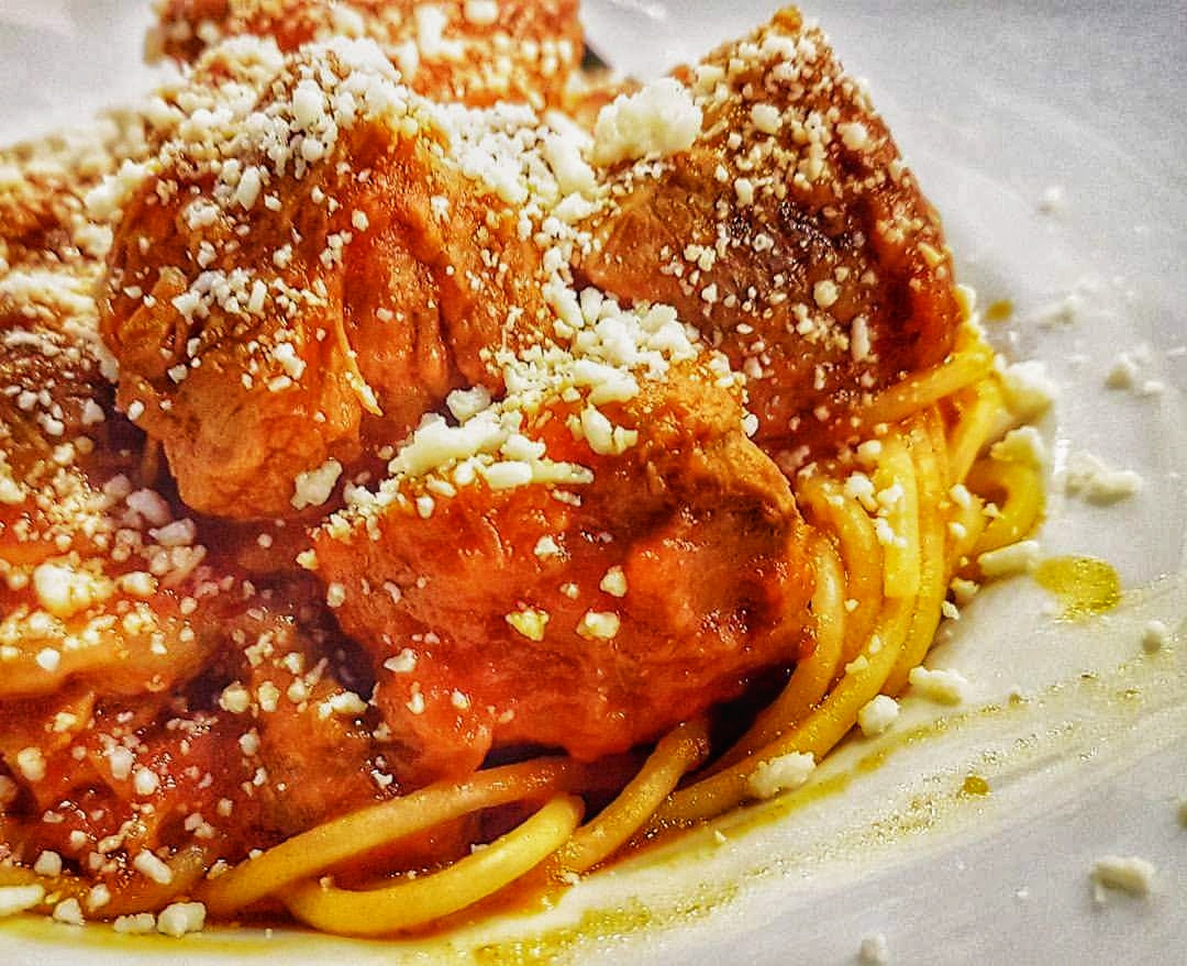 Beef Kokkinisto with Makaronia | Kalofagas.ca